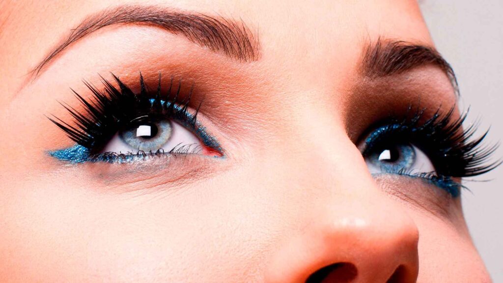 ¿Cómo se llama la persona que hace las cejas?